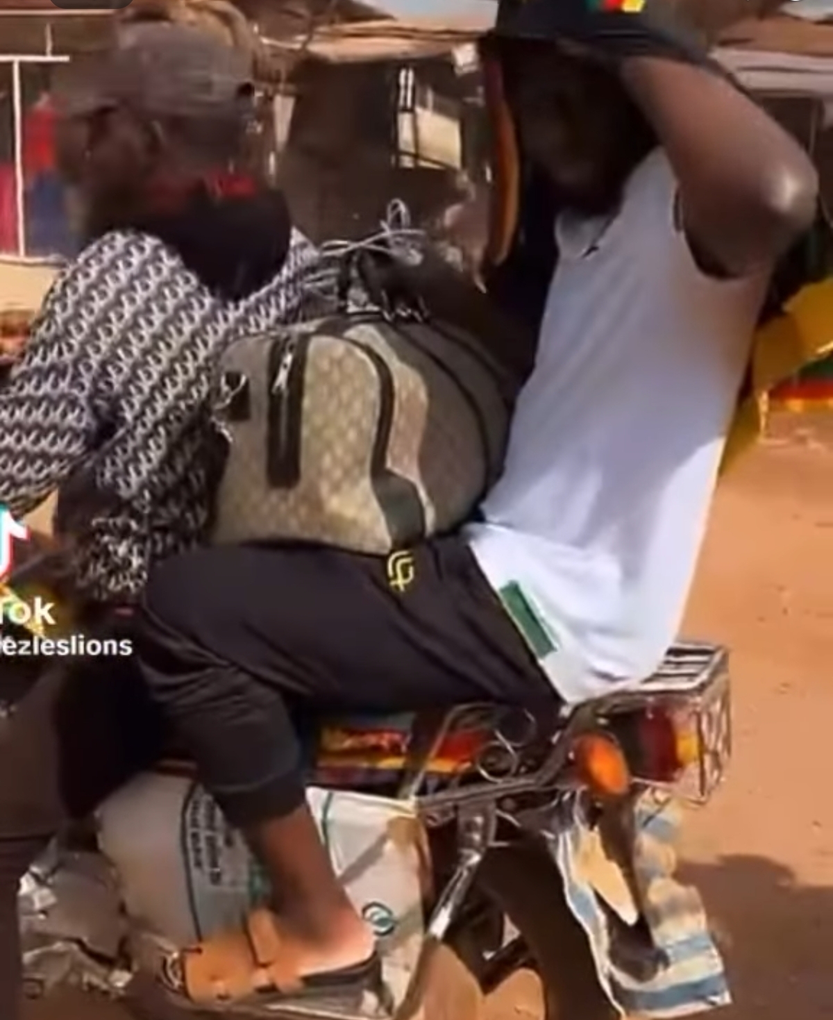 Video: Manchester United’s Onana takes bike taxi in Cameroon — Daily ...